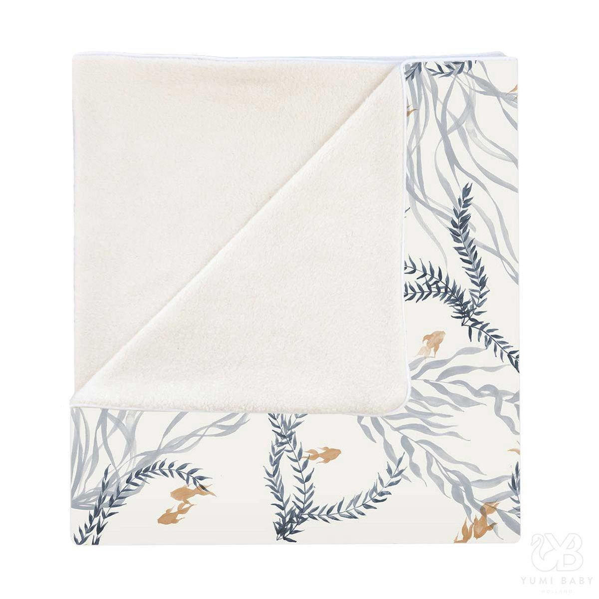 Yumi Baby baby wiegdeken Fish 75x100 cm wit/blauw/oranje | kleertjes.com