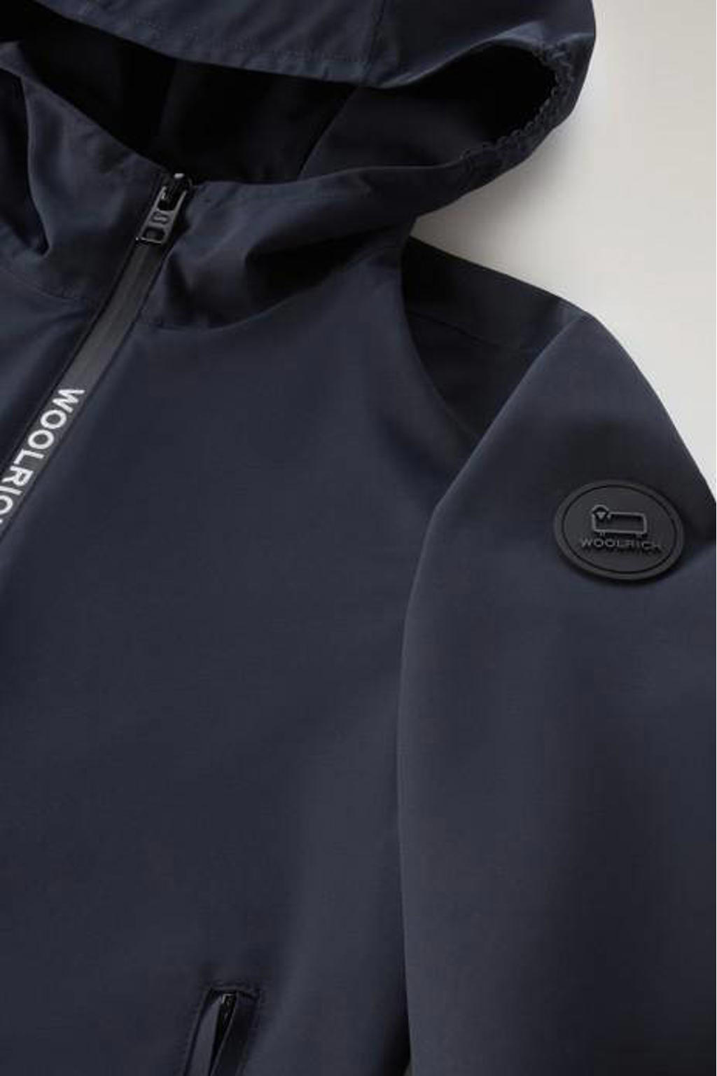 Woolrich zomerjas met all over print blauw | kleertjes.com