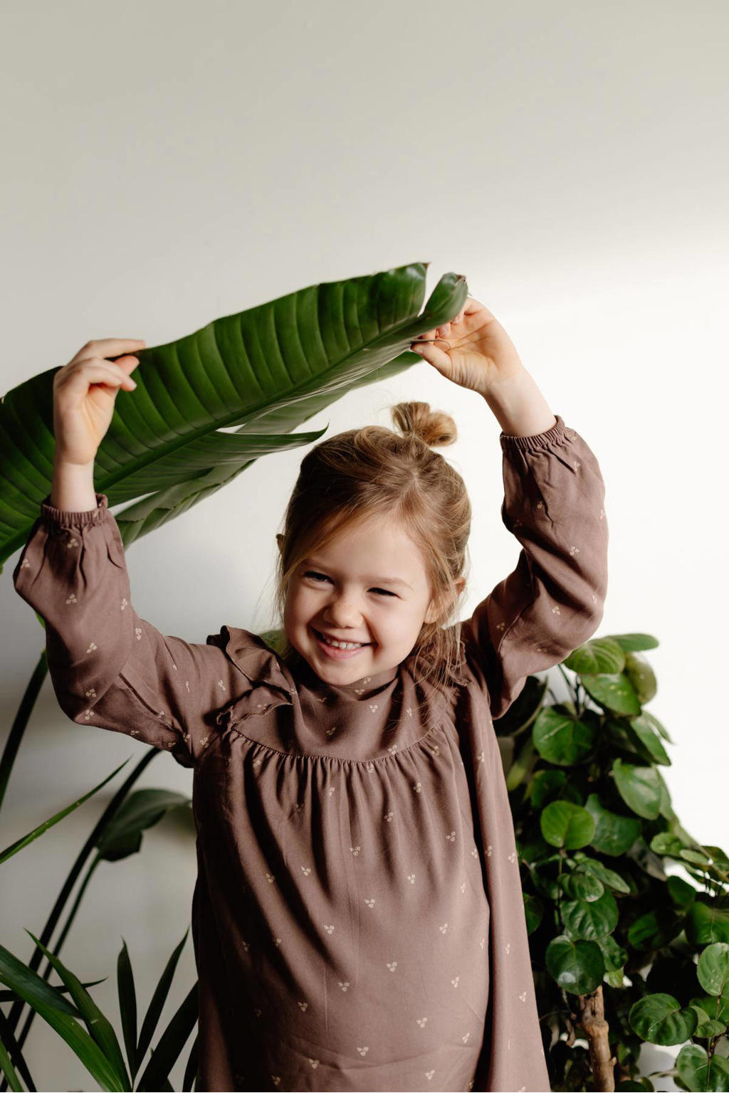 LEVV gebloemde jurk GABY bruin | kleertjes.com