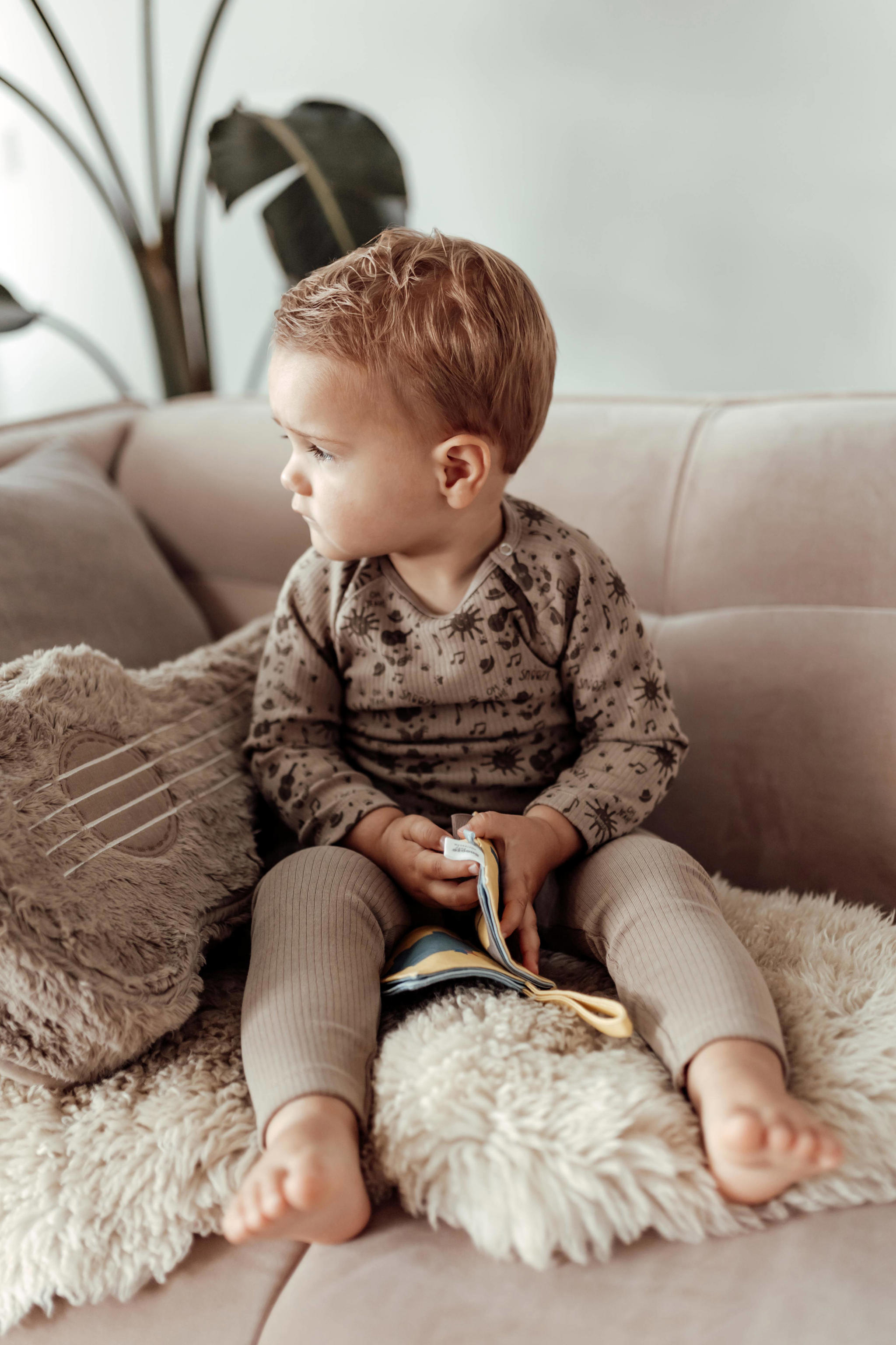 Snoozebaby baby knisperboekje geel | kleertjes.com