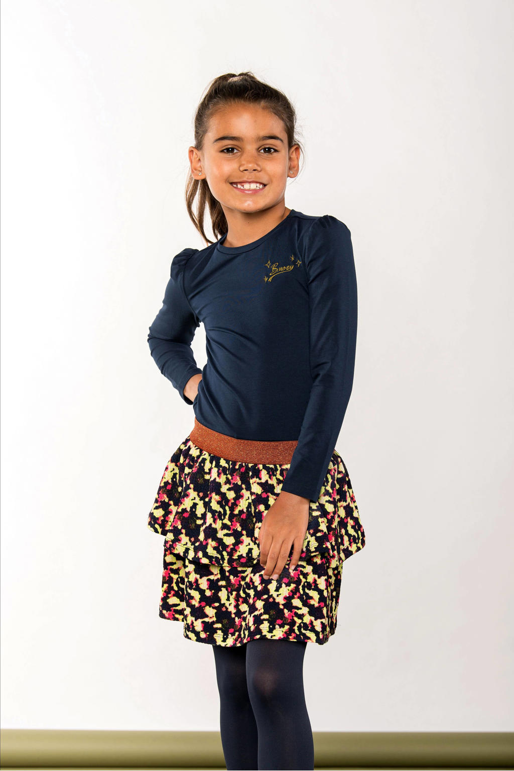 B.Nosy jurk Daphne met all over print donkerblauw/neongroen/felroze | kleertjes.com